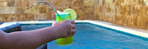 여름에는 수영장 옆에서 시원한 얼음이 가득한 오렌지 주스 칵테일 0명에 대한 스톡 사진 및 기타 이미지 0명 건축물 고급