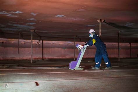 남성 작업자 검사 바닥 스캔 탱크 녹 벽 외부 떠서 두께 바닥 판 손실 프리미엄 사진