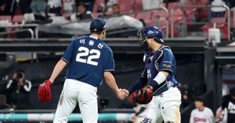 배터리의 승리 악수 스경포토