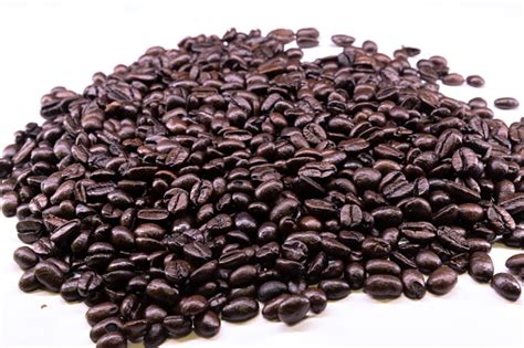 다크 커피 콩 고립 된 빈티지 스타일 갈색 구운 커피 콩 어두운 배경에 씨앗 에스프레소 다크 아로마 블랙 카페인 음료 클로즈업