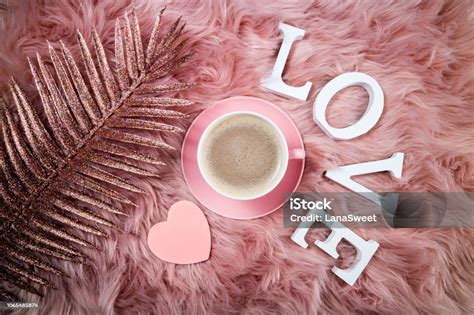 커피 컵 단어와 반짝 반짝 지 핑크 모직 모피에 사랑 한다 여성 패션 구성입니다 휴일 발렌타인 데이 축 하 사랑 유행 및 매력 0명에 대한 스톡 사진 및 기타 이미지