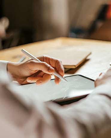 Tangan Lakilaki Menggambar Pada Tablet Digital Dengan Pena Elektronik Desainer Freelancer