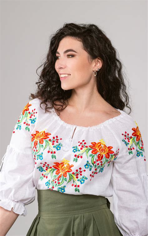 Вишиванка жіноча біла Петриківська квітка різнокольорова купити в інтернет магазині Синій Льон