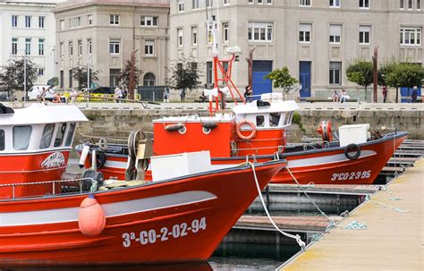 집 밖의 갈리시아 갈리시아 해안 강가 건물 건축 경치 고정 된 낚싯배 낮 다채로운 도시 풍경 마리나 물 바다 반사 보트 보트 번호 부두