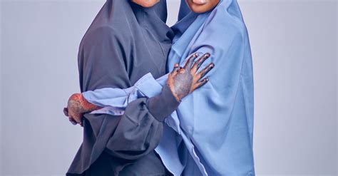 검은 옷 겸손 고요한 긍정적 인 감정 껴안다 다양성 단란함 두 여자 따뜻함 롱 드레스 문화 문화적 복장 미소 베일 부드러운 부드러운 빛 사랑