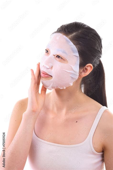 Stock Foto „피부 관리하는 여성 얼굴 클로즈업 Adobe Stock