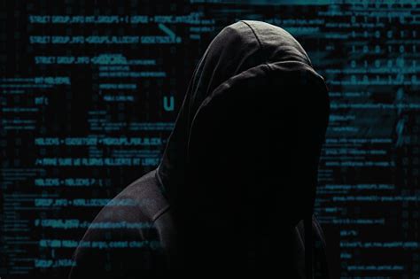사이버 보안 위협을 나타내는 어두운 코딩 배경을 가진 익명의 후드 인물 컴퓨터 해커에 대한 스톡 사진 및 기타 이미지 컴퓨터 해커 식별할 수 없는 사람 사람들 컴퓨터