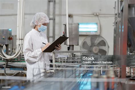 생선 통조림 공장 해산물 제조 및 가공 식품 가공 컨베이어 벨트와 노동자 헤어네트를 착용하고 수산물 가공 컨베이어 벨트의 품질을 검사하는 보호 장비를 착용한 작업자 20