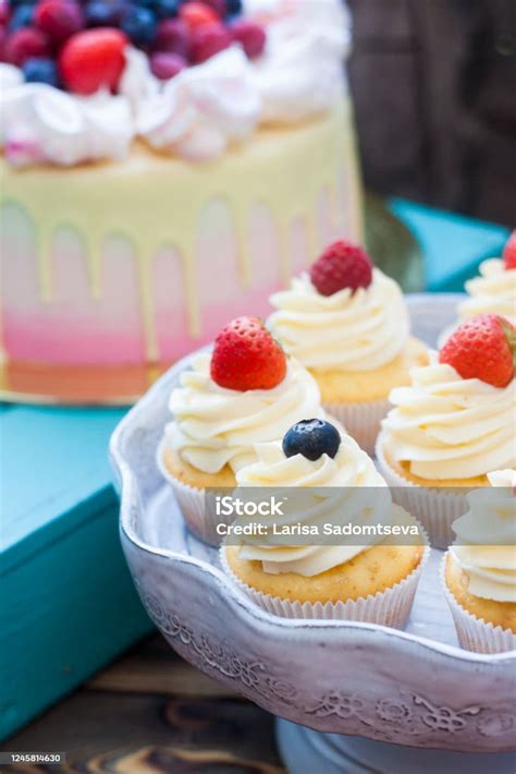 크림 치즈 프로스팅과 신선한 베리 블루 베리 딸기바닐라 컵 케이크 소박한 나무 배경 거품 내기에 대한 스톡 사진 및 기타 이미지 거품 내기 거품 낸 달걀흰자 공휴일