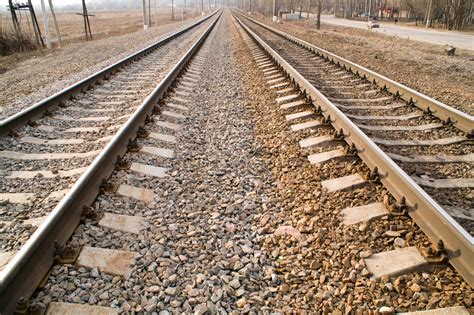 Машинист электрички нашёл на ж д путях рядом с АЗС в Петербурге горящий релейный шкаф