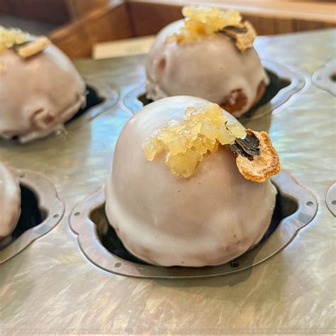 라운지티 딸기와 초코의 만남 달콤함의 완벽한 조합 딸기 시즌 놓칠 수 없는 진리 바삭한 크루아상 속에 부드러운 초코 생크림과 신선한 딸기가 어우러져 한 입 베어