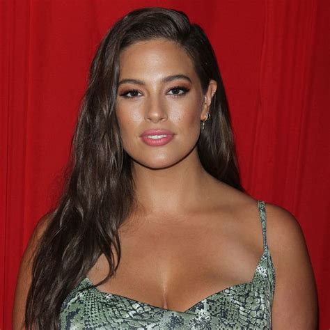 Ashley Graham Mannequin Grande Taille Pose Nue Pour Faire Passer Un