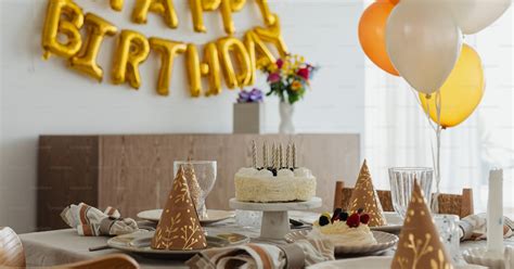 케이크와 풍선이 있는 생일 파티 사진 Unsplash의 생일 파티 이미지