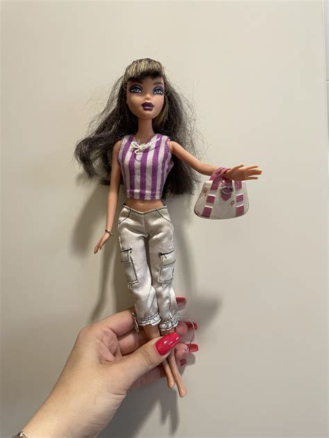 Can Someone Help Me Id Her And The Clothes Not Sure If They Are Hers But The Top Isnt Giving