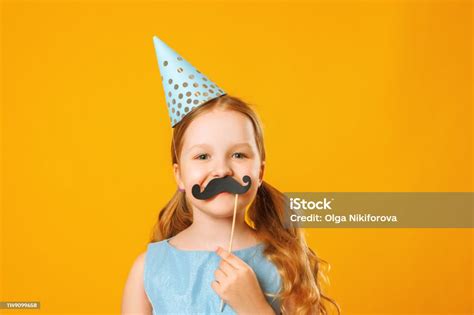 행복 한 아버지의 날 노란색 배경에 가짜 콧수염과 재미 있는 어린 소녀 가족 개념입니다 Movember에 대한 스톡 사진 및 기타 이미지 Istock