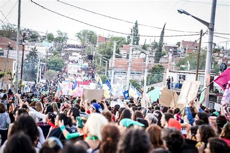 Los Femenismos Sin Banderas Partidarias Coparon La Marcha Del Encuentro