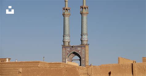 모스크의 첨탑은 푸른 하늘을 배경으로 우뚝 솟아 있습니다 사진 Unsplash의 무료 모스크 이미지