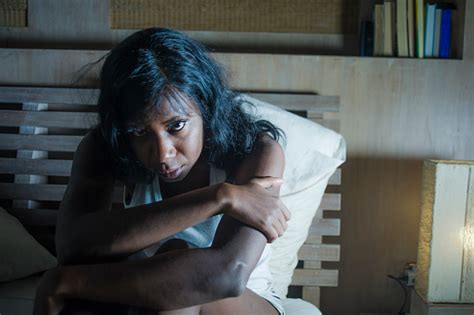 라이프 스타일 밤 여자의 초상화 젊은 슬 프 고 걱정 검은 아프리카 미국 침대 집에서 잠 못 드는 우울한 기분이 스트레스에 고통을 두통 및 우울증 이나 불면증 수 면 문제