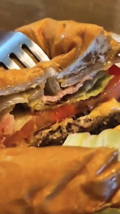 모닝빵 위에 순 쇠고기 패티ㅜ한장 특별한 소스 양상추 치즈 토마토 베이컨 양파까지~ 빠라빠빠빠~ Youtube