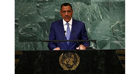 Делегацията на западноафриканските държави се е срещнала със сваления президент на Нигер