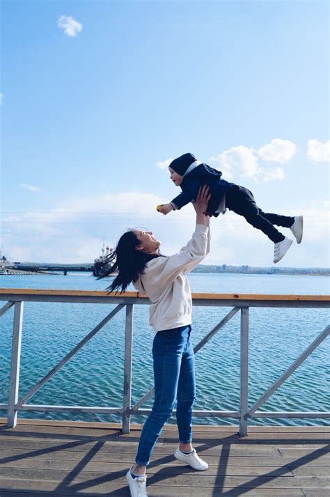 В полете Фото матери с сыном Фотография малыша Фотография младенцев