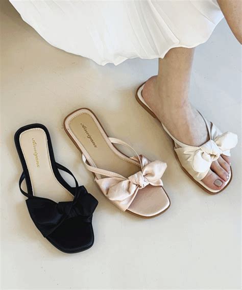 [당일발송]러블리 세틴 리본매듭 스트랩 포인트 로즐린 오픈 플랫 샌들 여성 여름슬리퍼 낮은굽 3color 에이블리