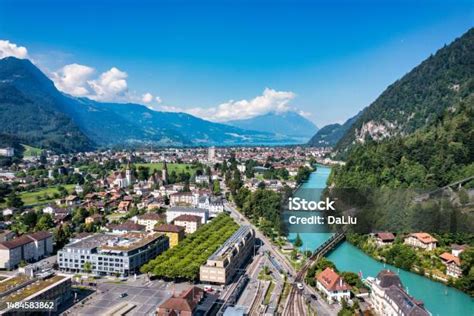 스위스의 인터라켄 시의 조감도 인터라켄 마을 아이거 몽치 융프라우 산맥 툰 호수와 브리엔츠의 아름다운 전망 인터라켄 베른 오버랜드 스위스 인터라켄 스위스에 대한 스톡 사진