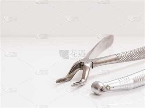 一套用于牙齿护理的金属牙科器械