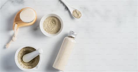 Ubtan 얼굴 마스크 성분 파우더 대리석 테이블에 얼굴 클렌징 브러쉬 Spa 유기농 화장품 세트 사진 Unsplash의 향초 이미지