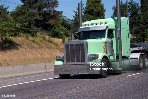 화려한 사용자 지정 빌드 큰 장비 세미 트럭 고속도로에서 운전 하는 크롬 악센트와 밝은 초록색 색칠 0명에 대한 스톡 사진 및 기타 이미지 Istock