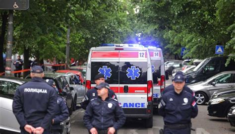 15 годишно момиче намушка с нож връстник и учителка в гимназия в