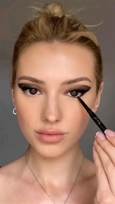 Ombre Winged Eyeshadow Wing Fall Eyemakeup Look Simple Soft Makeup