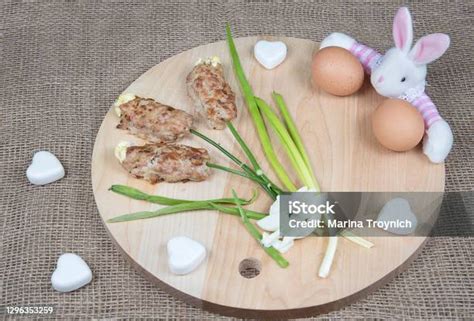 부활절을위한 음식 예술 아이디어 나무 도마에 고기로 만든 꽃 자연 삼베 배경에 계란 부활절 토끼 토끼 0명에 대한 스톡 사진 및 기타 이미지 Istock