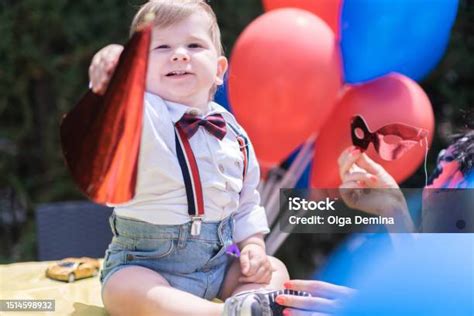 생일 축하 모자를 쓴 첫 번째 생일 한 살짜리 아기 빨간색과 파란색 풍선으로 장식된 파티 1에 대한 스톡 사진 및 기타 이미지 1 12 23 개월 2명 Istock