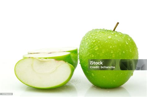 흰색 배경에 녹색 사과의 고립 된 하프 컷과 전신 젖은 사과 클리핑 경로 0명에 대한 스톡 사진 및 기타 이미지 0명 건강한 식생활 그래니스미스 Istock