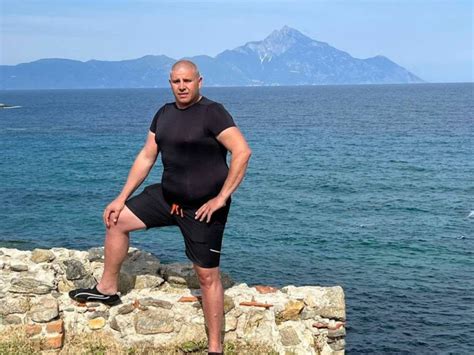 Асен Василев тръгна с частна охрана мускулест мъж от Годеч