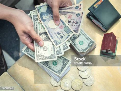 사무실에서 돈을 계산 하는 부동산 개념에서 부유 한 사업가 건축물에 대한 스톡 사진 및 기타 이미지 건축물 금융 기업 비즈니스 Istock