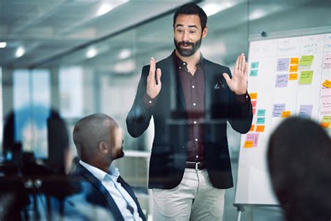 현대 사무실 회의실에서 동료들에게 프리젠 테이션을 제공하는 사업가의 샷 남자 사업가에 대한 스톡 사진 및 기타 이미지 남자 사업가 동료 모던 양식 Istock