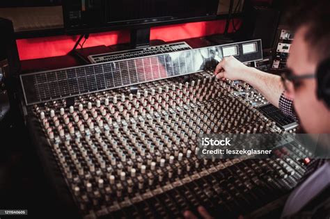 녹음 스튜디오 믹싱 데스크 사운드 보드를 사용 하 여 음악 프로듀서 Bmi Organized Group에 대한 스톡 사진 및 기타 이미지 Bmi Organized