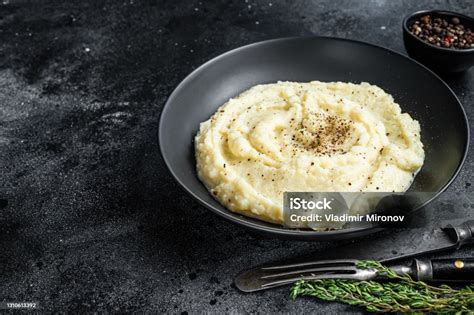 감자 퓌레 으깬 감자를 허브와 함께 접시에 담았습니다 검은 색 배경 맨 위 보기입니다 복사 공간 으깨기에 대한 스톡 사진 및 기타 이미지 Istock