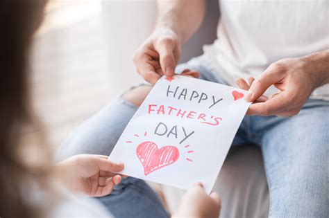 아버지의 날 선물 선물 엽서 그녀의 아빠 선물을주는 작은 아이 딸의 크롭 샷을 닫습니다 아빠 사랑해요 부모 아버지 가족 휴가 및 축하 아버지에 대한 스톡 사진 및 기타