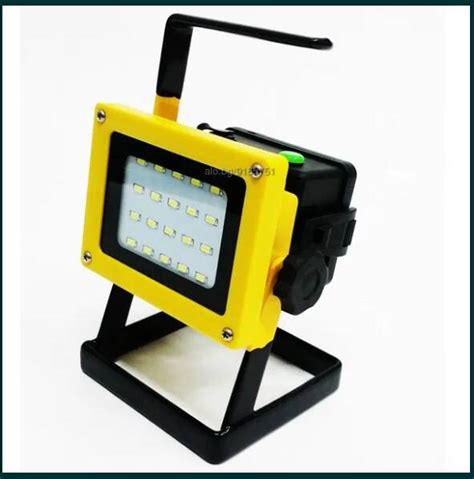 Преносим Led прожектор с 3 мощни акумулаторни батерии Влагозащитен