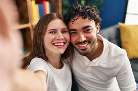 남자와 여자는 집에서 스마트 폰으로 셀카를 서로 껴안고 2명에 대한 스톡 사진 및 기타 이미지 2명 Brand Name Smart Phone 가정 생활 Istock