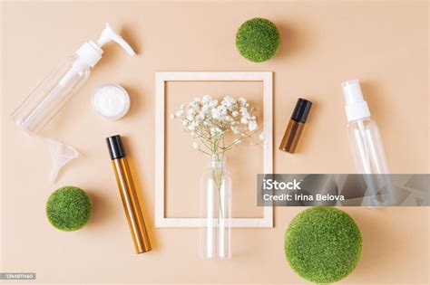 밝은 갈색 배경에 어둡고 투명한 유리로 만든 화장품에 대한 빈 병의 모형 바디 앤 페이스 트리트먼트 와 스파 천연 미용 제품