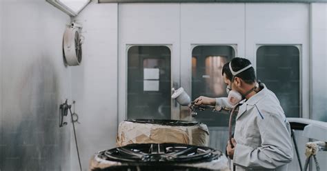 보호복을 입고 스프레이 압축기를 사용하여 자동차 부품을 칠하는 마스크를 쓴 남자 선택적 초점 사진 Unsplash의 신체 부위 이미지