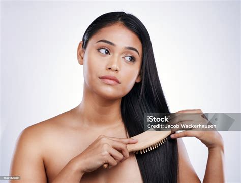 헤어 케어 아름다움 그리고 브라질의 흰색 배경에 브러시 스타일링 고급 살롱 트리트먼트를 한 여성의 얼굴 스타일 이발 라틴계 모델이 스튜디오 배경 공간에서 스트레이트 헤어