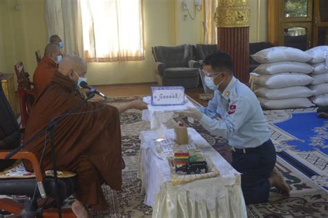 တပ်မတော် ကြည်း၊ ရေ၊ လေ မိသားစုများနှင့် စေတနာရှင်ပြည်သူများက ဆွမ်းဆန်တော်၊ ဆီ၊ ဆား၊ ပဲ ၊ ဆေးနှင့