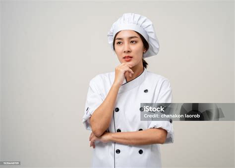 생각 메뉴 고립된 배경에 제복을 입은 젊은 아름다운 아시아 여성 요리사 요리 여자 직업 요리사 또는 제빵사 부엌 레스토랑과 호텔의 사람들 25 29세에 대한 스톡 사진 및