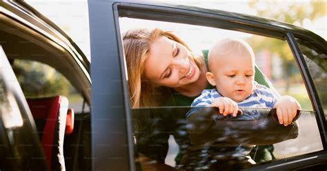 어린 아들을 팔에 안고 있는 젊은 어머니 차 옆에 서 있는 아들과 함께 있는 여자 사진 Unsplash의 수송 이미지