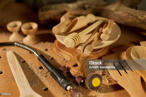 작업장의 나무기구 숟가락 조각 분쇄기 기계를위한 전동 공구 Graver가있는 작업장 공예 수제 기념품 사업 만들기 0명에 대한 스톡 사진 및 기타 이미지 Istock